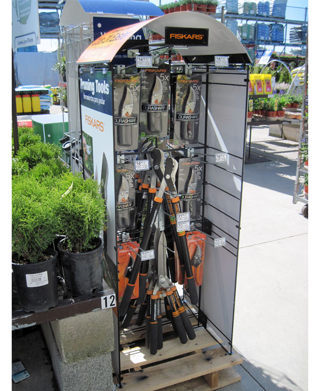 Popon | Image Gallery | Fiskars Garden Center Pallet Display